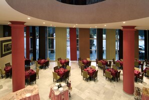 2 restaurantes, cozinha local e internacional