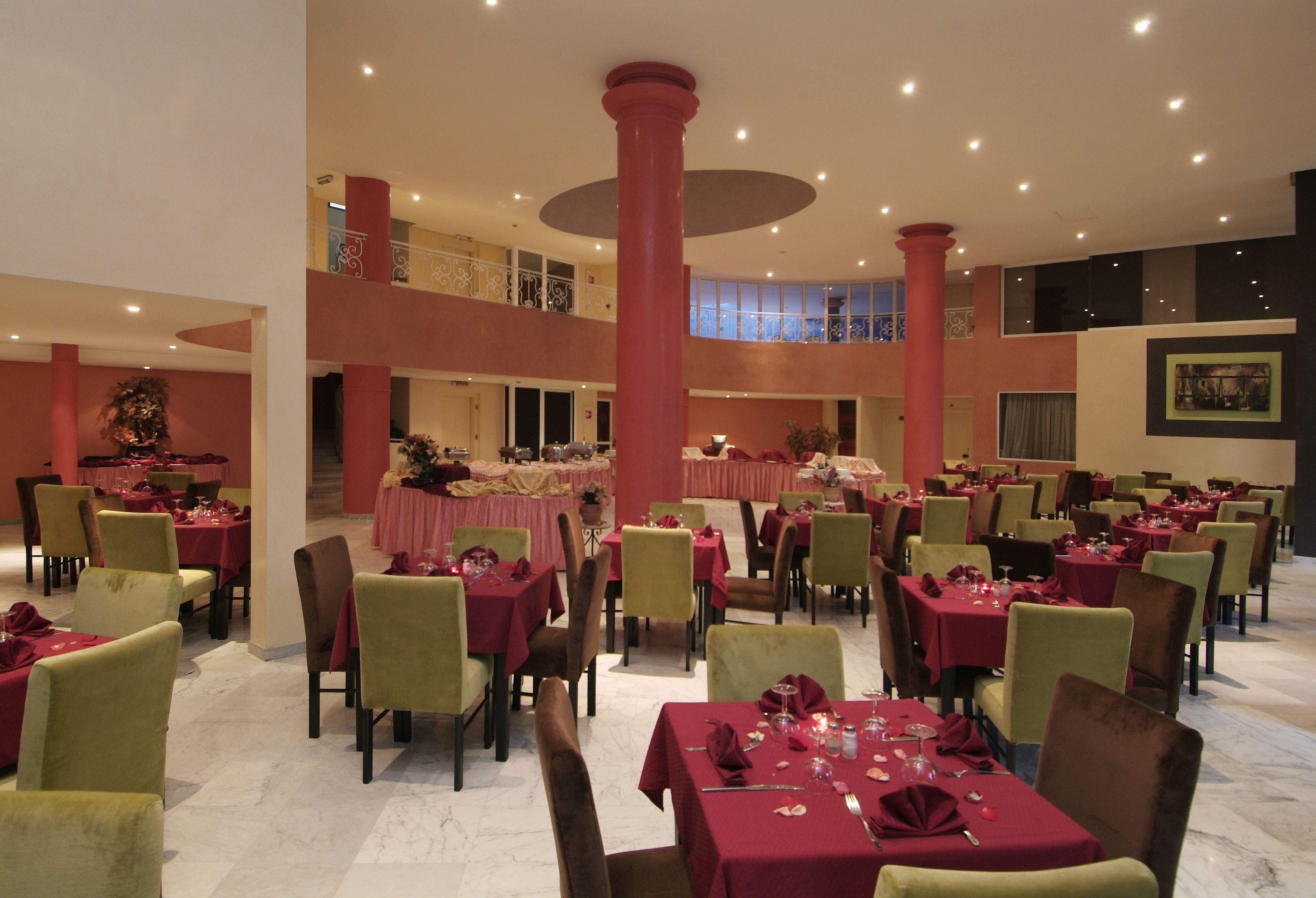 2 restaurantes, cozinha local e internacional 