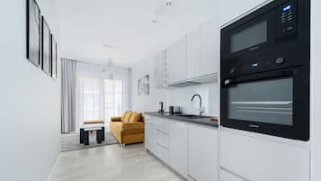 Suite-Estúdio (5J - without parking) | Kitchenette privada | Um frigorífico, uma placa de cozinha, uma chaleira elétrica