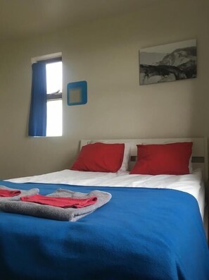 Quarto casal, banheiro compartilhado | Cortinas blackout, Wi-Fi de cortesia, roupa de cama