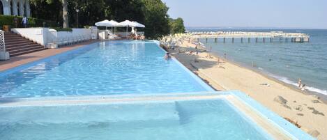 Perto da praia, espreguiçadeiras, guarda-sóis de praia