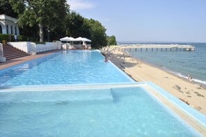 Perto da praia, espreguiçadeiras, guarda-sóis de praia 