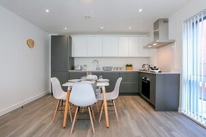 Apartamento superior, 2 quartos, sacada | Cozinha privada | Cafeteira/chaleira, geladeira grande, micro-ondas, fogão
