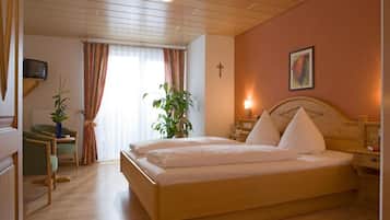 Cofre no quarto, com decoração personalizada