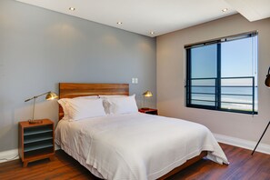 Apartamento Familiar, vista para a praia | 3 quartos, cofre no quarto, ferro/tábua de engomar 