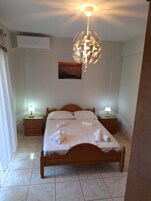 Escrivaninha, ferros/tábuas de passar roupa, berços (sobretaxa)