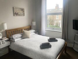 Quarto casal básico | Wi-Fi de cortesia, roupa de cama