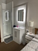 Quarto Duplo Básico | Wi-fi grátis, roupa de cama fornecida