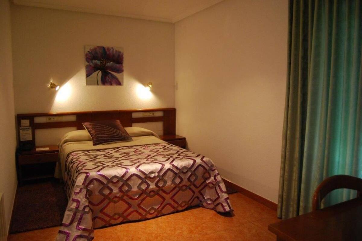 Quarto casal | Escrivaninha, camas extras/dobráveis (sobretaxa), Wi-Fi de cortesia