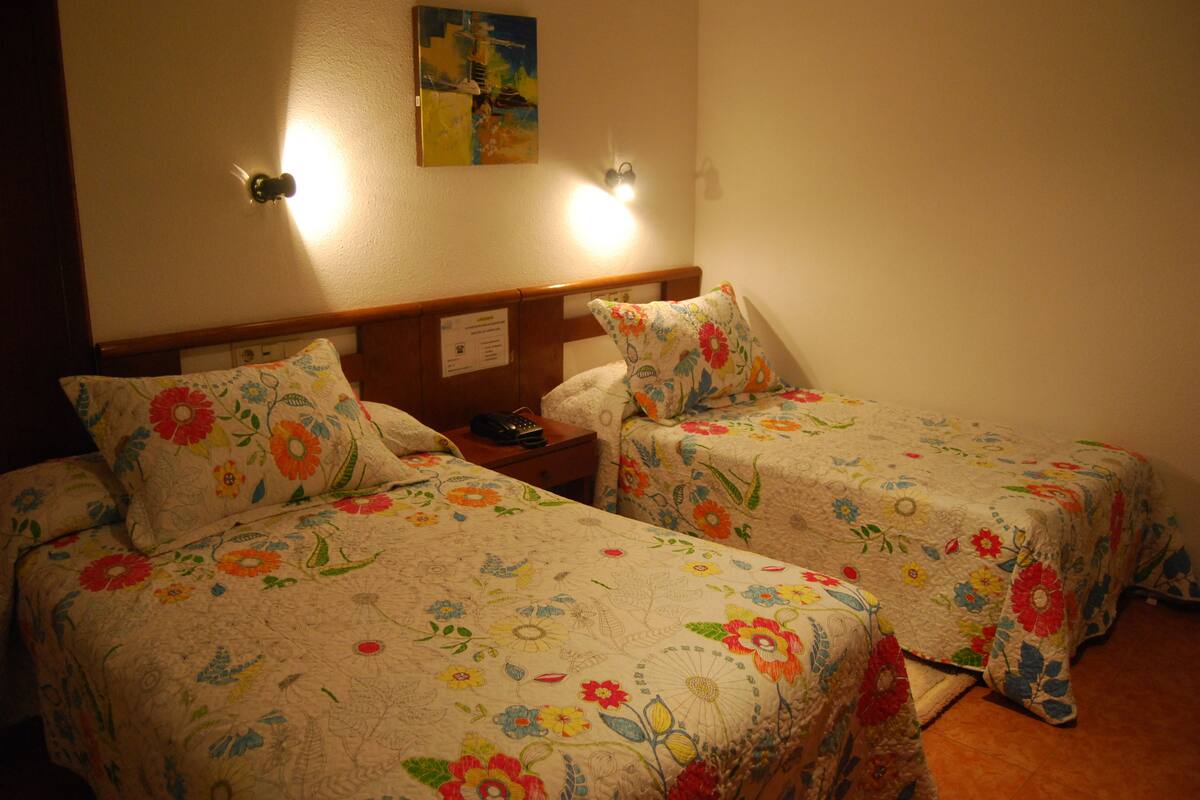 Quarto duplo | Escrivaninha, camas extras/dobráveis (sobretaxa), Wi-Fi de cortesia