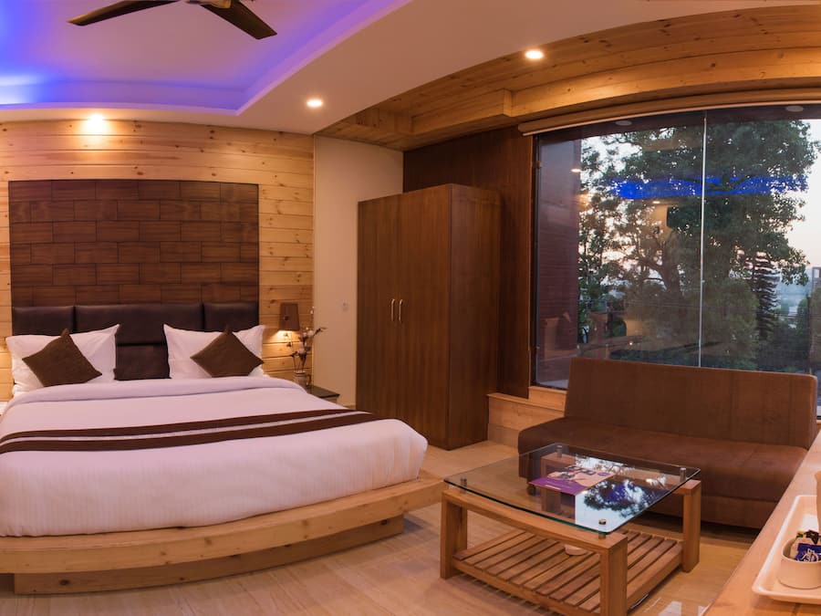 Roupas de cama premium, escrivaninha, espaço de trabalho para notebook