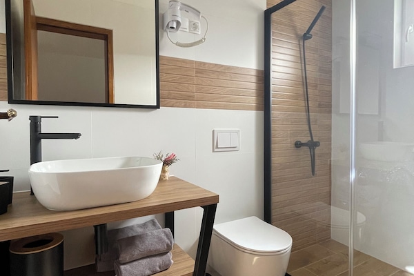 Quarto Standard, vista para o jardim (3) | Casa de banho | Um polibã, um chuveiro fixo, um secador de cabelo, toalhas fornecidas