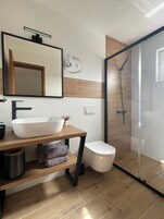 Quarto standard, vista para o jardim (3) | Banheiro | Chuveiro, chuveiro com efeito de chuva, secador de cabelo 