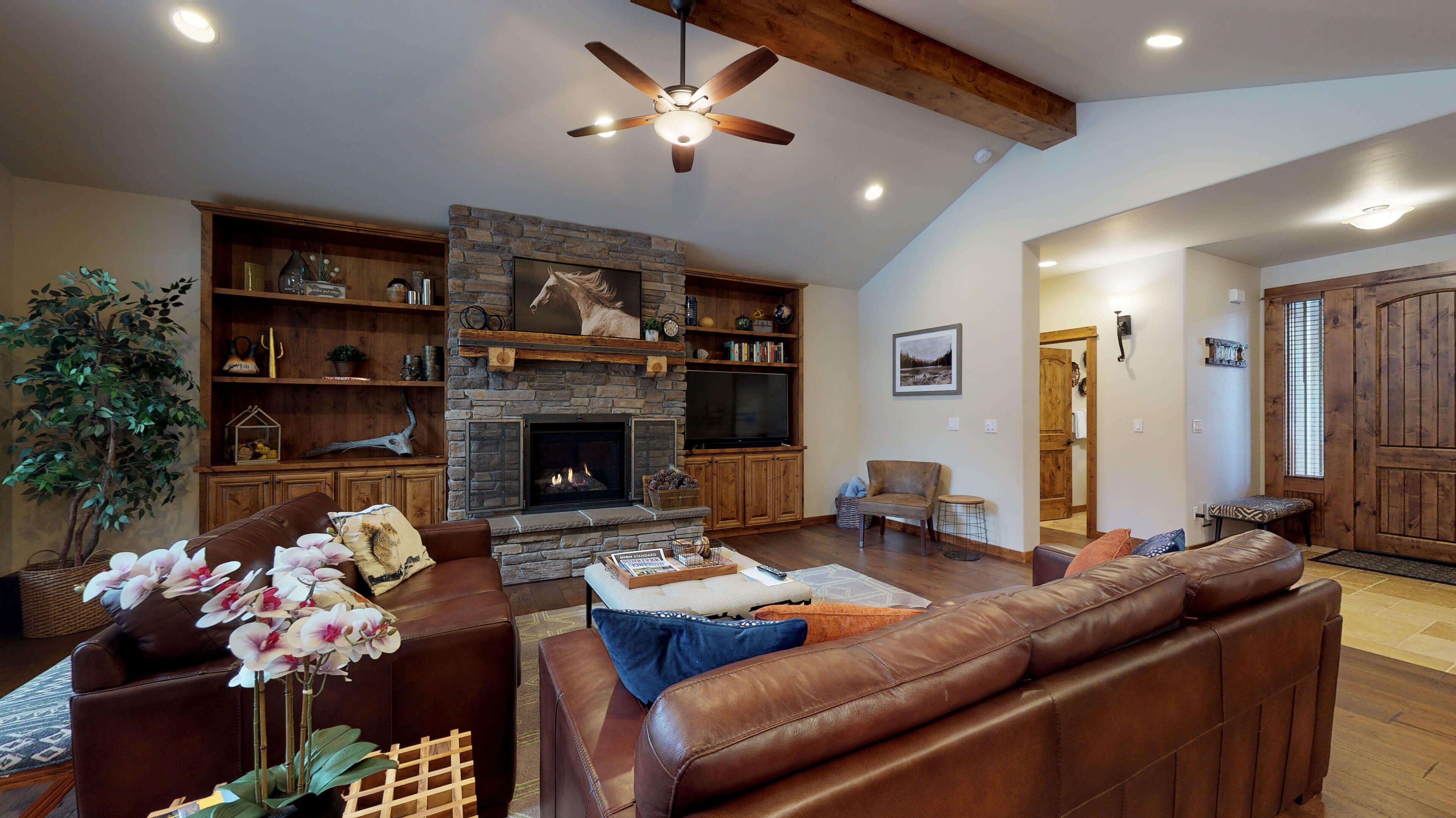 Scenic Caldera Stay With A/c, Hot Tub & Bbq Deck - Sunriver, OR