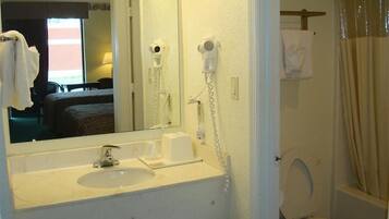 Uma combinação polibã/banheira, um secador de cabelo