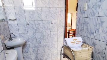 Quarto Quádruplo | Casa de banho | Uma banheira, toalhas fornecidas