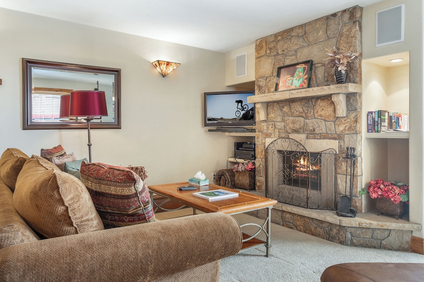 200 Ft. To Gondola!! Balcony, Parking, Fireplace, Views!! Heart Of Lionshead!! - Vail, CO