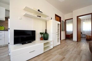 Apartamento, 2 quartos (on the first floor (bijeli)) | Sala de estar | TV de tela plana