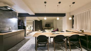 Suíte premium, cozinha americana | Cofres nos quartos, cortinas blackout, berços grátis, Wi-Fi de cortesia