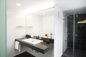 Suite Júnior | Casa de banho | Um polibã, artigos de higiene pessoal grátis, um secador de cabelo 