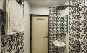 Chuveiro, chuveiro com efeito de chuva, produtos de toalete grátis 