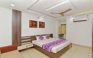 Quarto casal superior | Roupas de cama premium, escrivaninha, quartos à prova de som