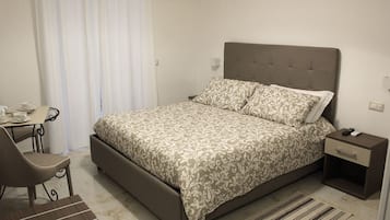 Quarto casal urbano | Banheiro | Chuveiro, chuveiro com efeito de chuva, produtos de toalete grátis