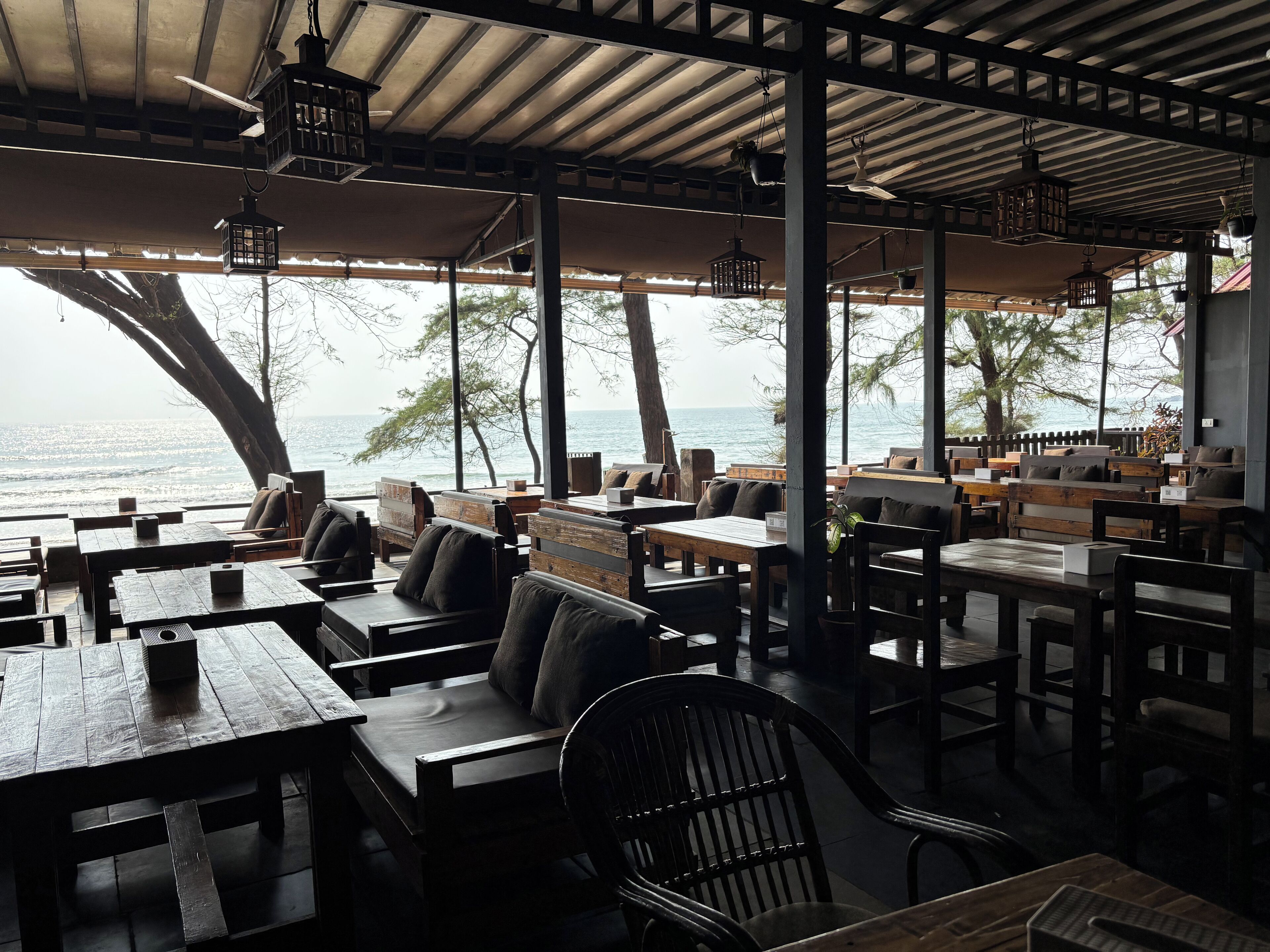 Serviço de café da manhã, almoço, jantar; vistas para a praia