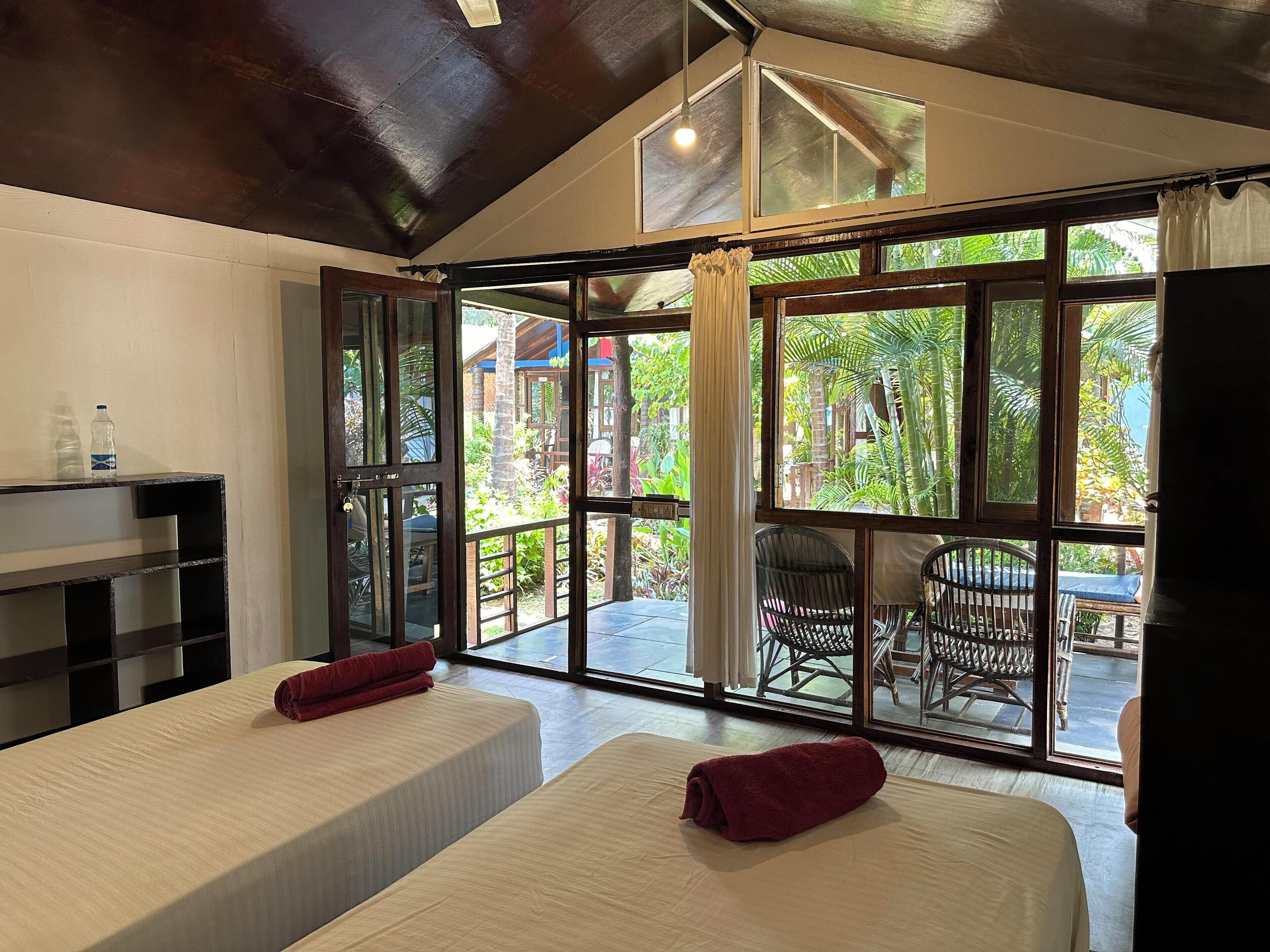 Quarto standard, vista parcial para o mar | Escrivaninha, espaço de trabalho para notebook, Wi-Fi de cortesia