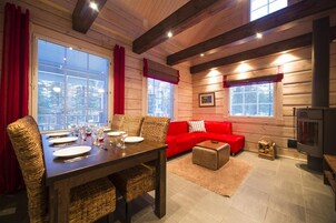 TV de tela plana, lareira