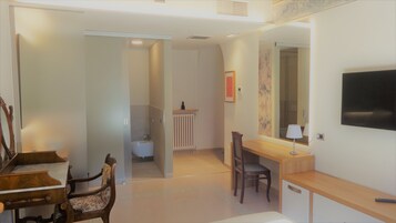 Quarto j únior (201) | Banheiro | Chuveiro, produtos de toalete grátis, secador de cabelo, bidê