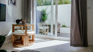Uma sala de estar moderna com uma porta de vidro que dá para um pátio.