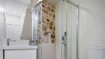 Estúdio Comfort | Casa de banho | Um polibã, um secador de cabelo, toalhas fornecidas