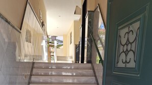 Escada que leva a uma porta com um painel de vidro decorativo.