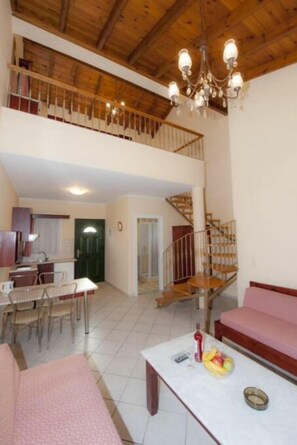 Duplex família, várias camas, vista para o jardim | 1 quarto, cofres nos quartos, individualmente decorados