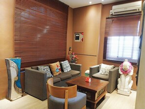 Casa Básica, 3 quartos, vista parcial para o mar | Sala | TV de ecrã plano