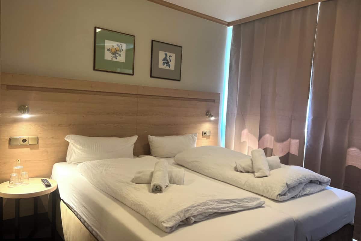 Secretária, quartos insonorizados, Wi-fi grátis