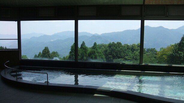 Uma área de spa com uma grande janela que oferece vista para uma paisagem montanhosa.