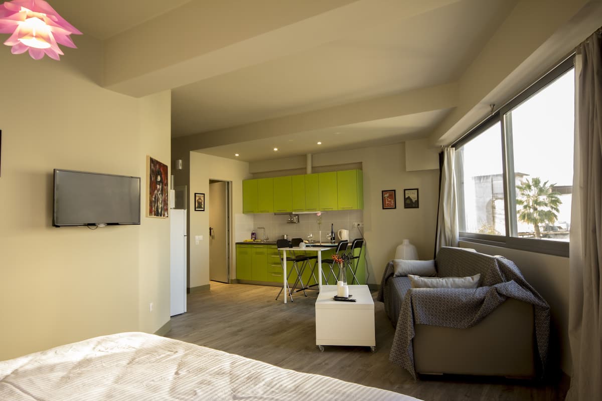 Um apartamento moderno com sala de estar, área de jantar e cozinha.