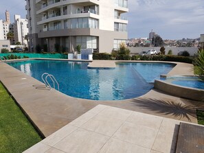 Piscina externa, guarda-sóis, espreguiçadeiras