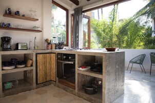 Apartamento conforto, vista para o pátio | Opções para refeição no quarto