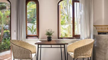 Estúdio Comfort | Refeições no quarto
