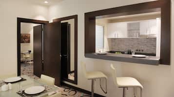 Apartamento, 2 quartos | Opções para refeição no quarto