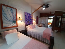 Quarto quádruplo | Frigobar, Wi-Fi de cortesia, roupa de cama