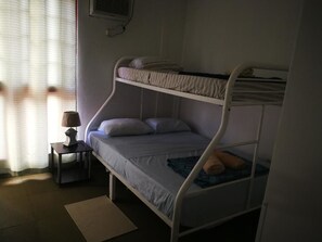 Apartamento Premier, vista para a baía | Roupa de alta qualidade, edredões de penas, com decoração personalizada 