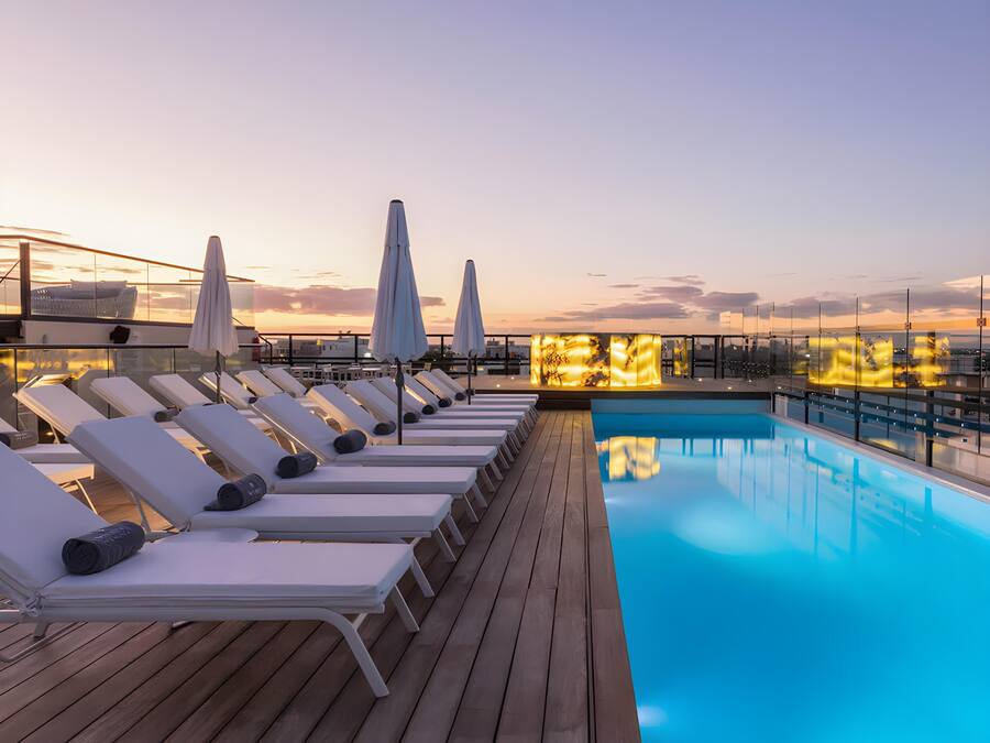 Piscina externa, funciona das 8h às 19h, guarda-sóis, espreguiçadeiras