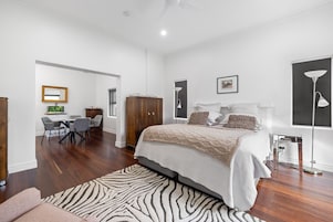 Apartamento premium, 1 cama King | 2 quartos, roupas de cama premium, individualmente decorados