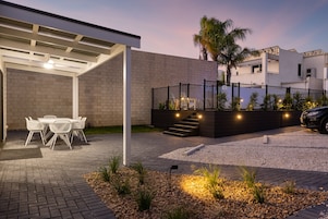 Apartamento premium, várias camas, vista para a piscina | Terraço/pátio