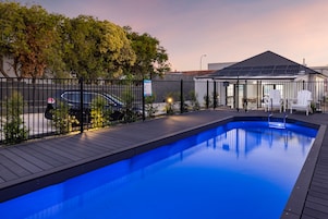 Apartamento premium, várias camas, vista para a piscina | Terraço/pátio