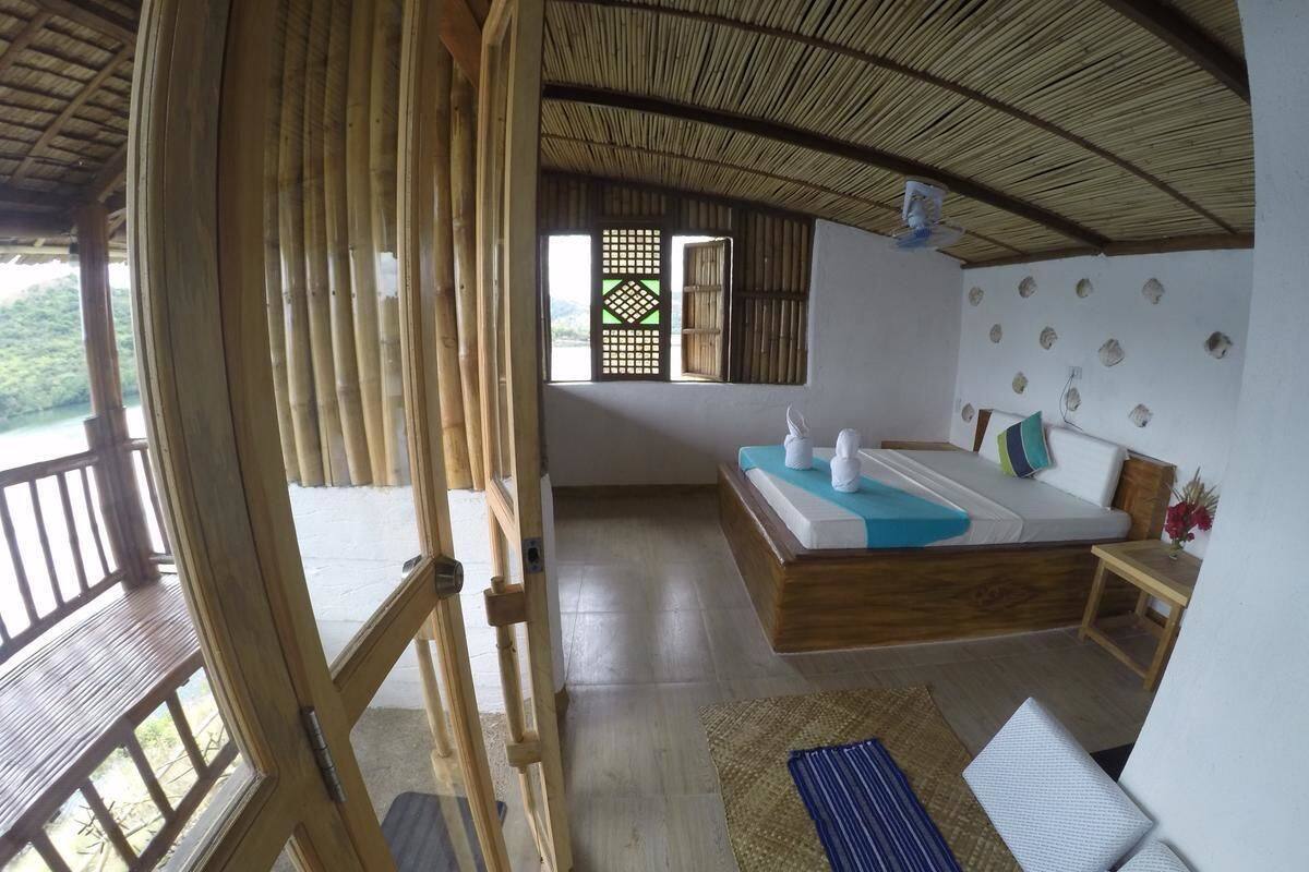 Quarto com cama, janela e vista para o exterior.
